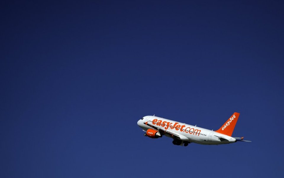 EasyJet is testing hybrid planes using hydrogen fuel cell technology to ...