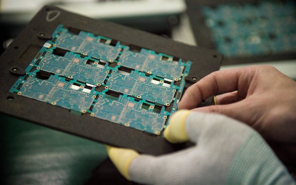 Apple chip supplier Dialog Semiconductor predicts low quarterly sales