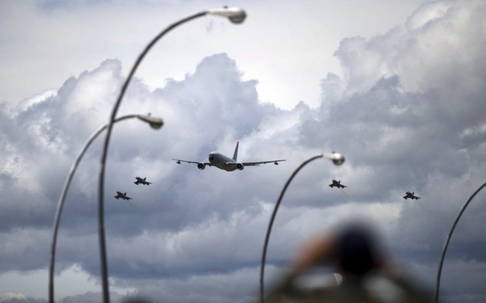 Up to 14 passengers injured on Dynamic International Airways flight 405 ...