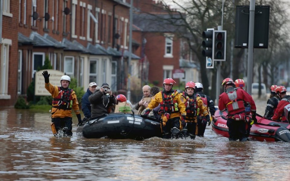 UK weather: Storm Frank, Storm Eva and Storm Desmond bring record rain ...