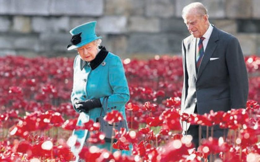 Queen visits tower of London poppy memorial