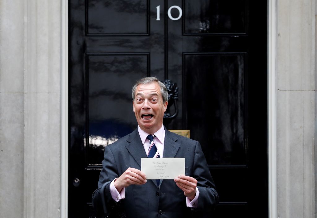 Nigel Farage delivers letter to PM demanding Brexit party role in EU talks