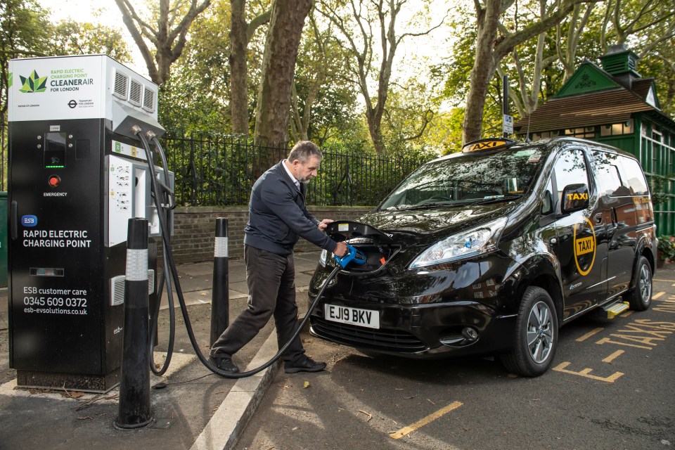 London's first 100 per cent electric taxi arrives at City Hall