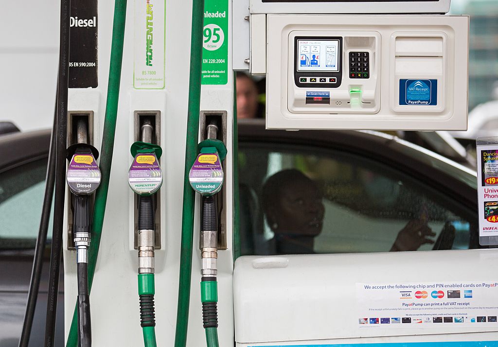 Oil price goes below $30 a barrel following brief rise