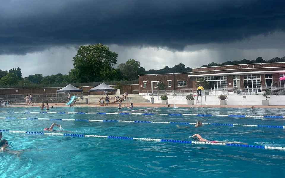 Photos captured of Parliament Hill Lido in dramatic thunderstorm