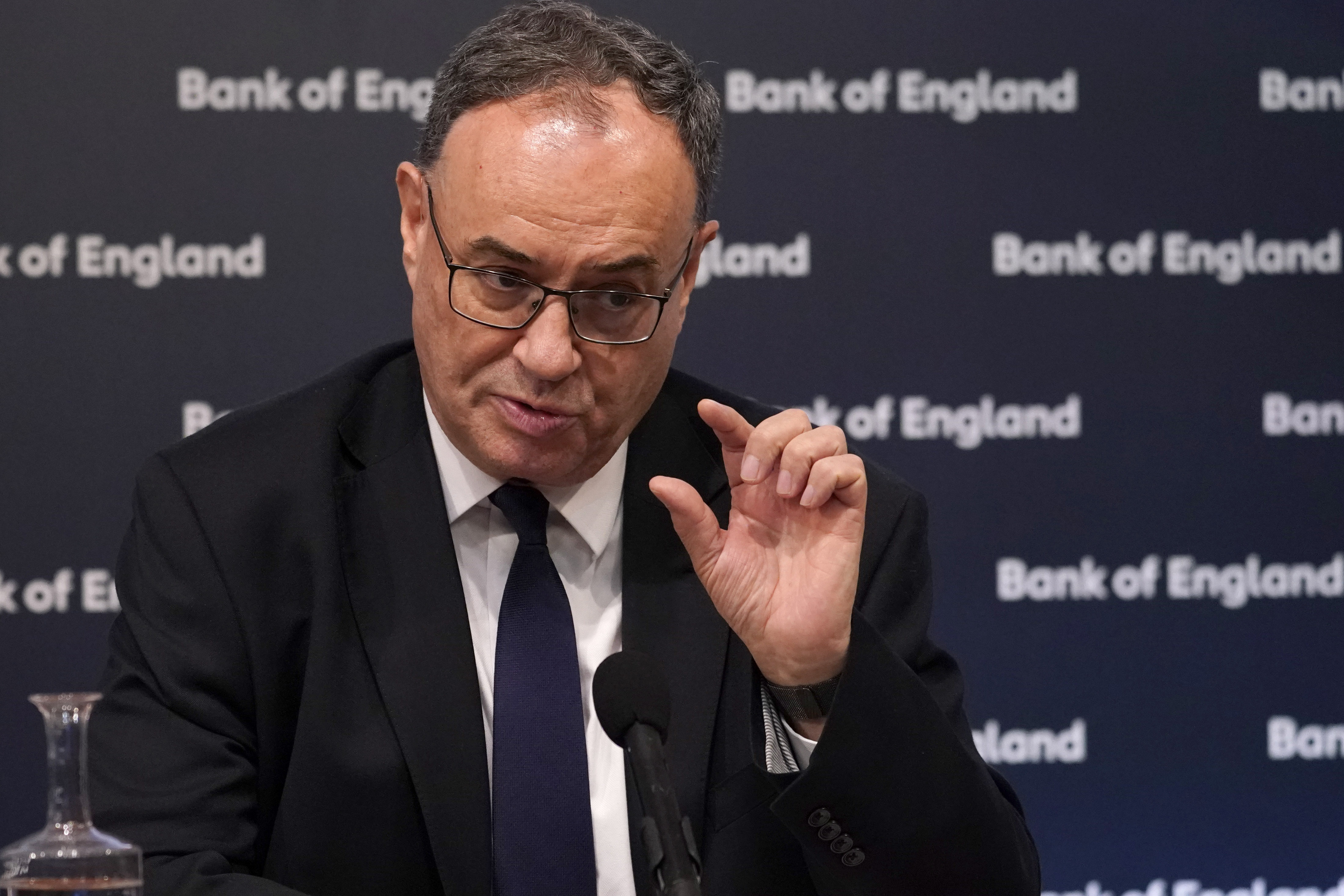 FTSE 100: London stocks jump and pound slides after Bank of England ...